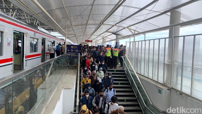 Stasiun Manggarai Ramai, Penumpang KRL Ini Cerita Kecopetan HP - Tribunriau
