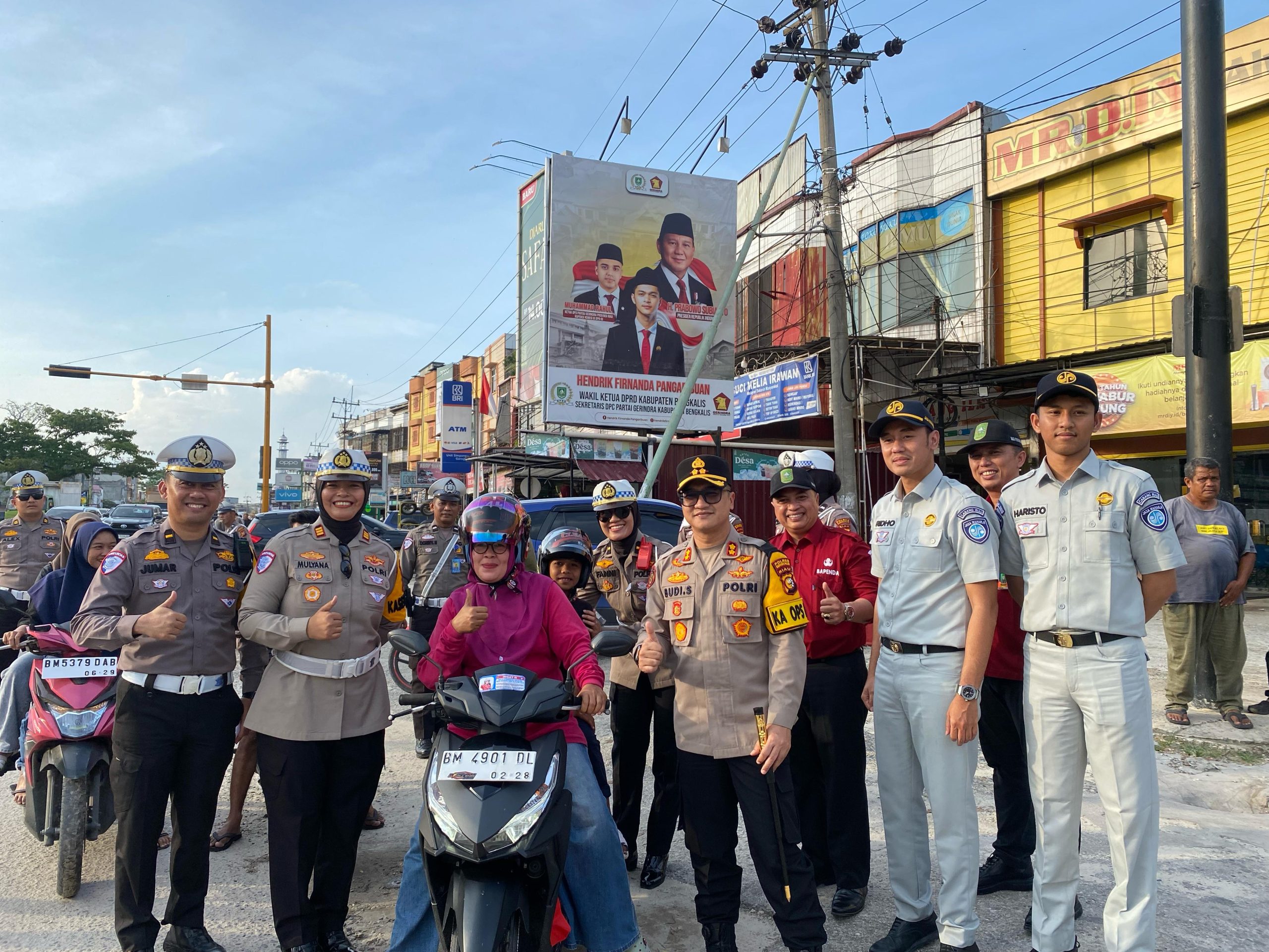 Ops Keselamatan LK 2025 Kapolres Bengkalis Ikut Bagikan Brosur dan Helm ...